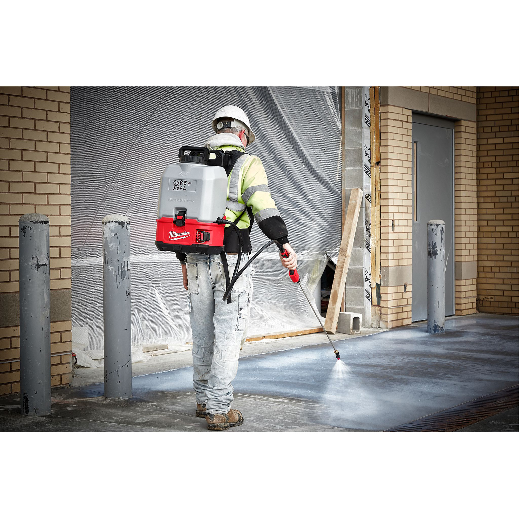 Milwaukee 2820-21CS M18 Switch Tank Backpack Concrete Sprayer Kit, 4 ...
